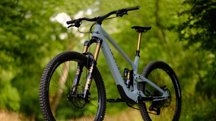 Instinctiv 2025 – leichte Ocelot Carbon-E-MTBs mit maxon AIR S Antrieb ...